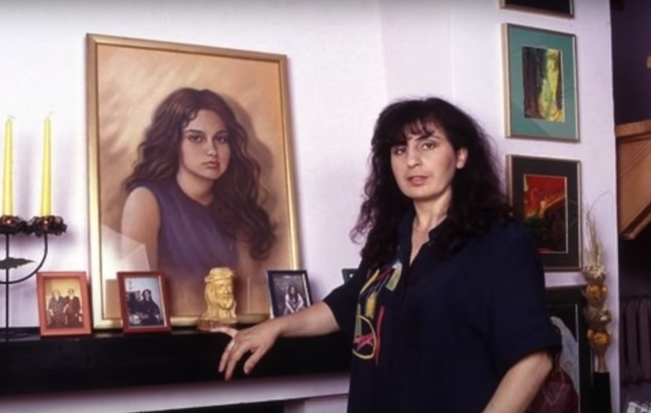 Smutny widok miejsca spoczynku Afrodyty Tzoki. Córka Eleni żyła ...
