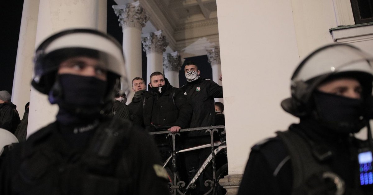 Demonstracje w Warszawie trwają w najlepsze. Niektórzy bywają agresywni, na ulicach zaczyna się ...