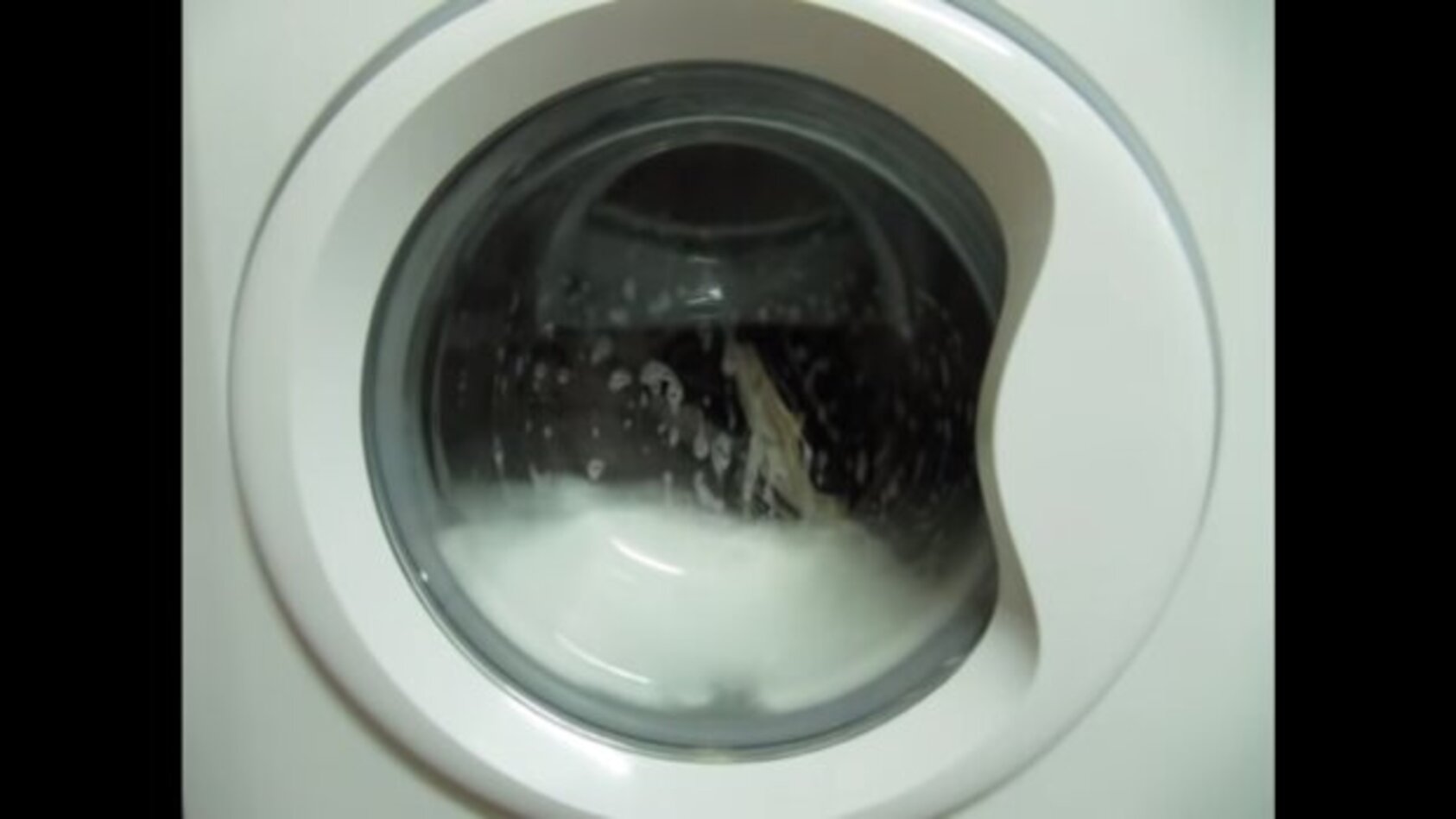 Najlepsze sposoby na pranie czarnych i ciemnych tkanin. Twoje ubrania znów będą wyglądać jak ...