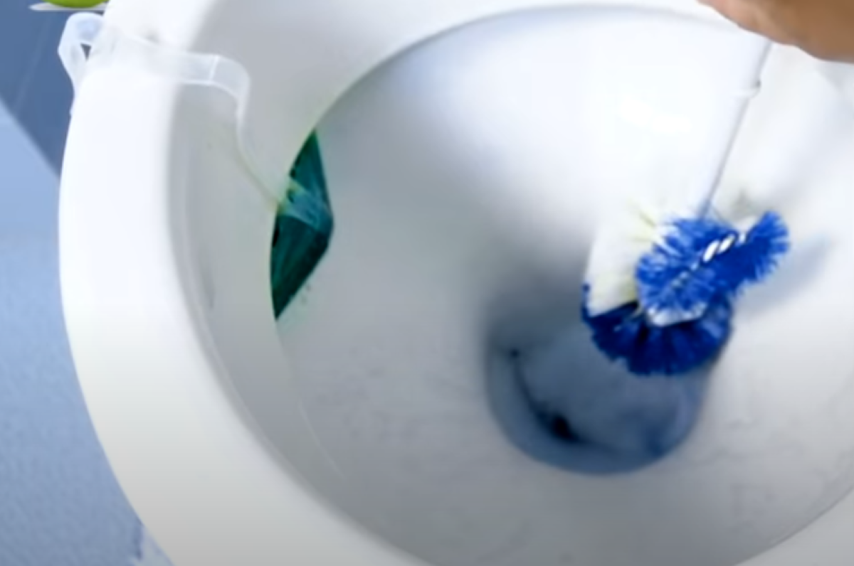 Pół szklanki produktu wystarczy, żeby toaleta była jak nowa. Ten patent ...