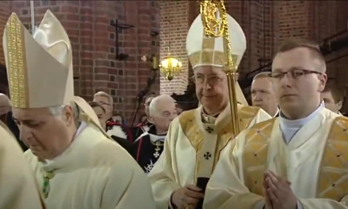 Arcybiskup Stanisław Gądecki wzywa do składania większych ofiar. Opłatą ...