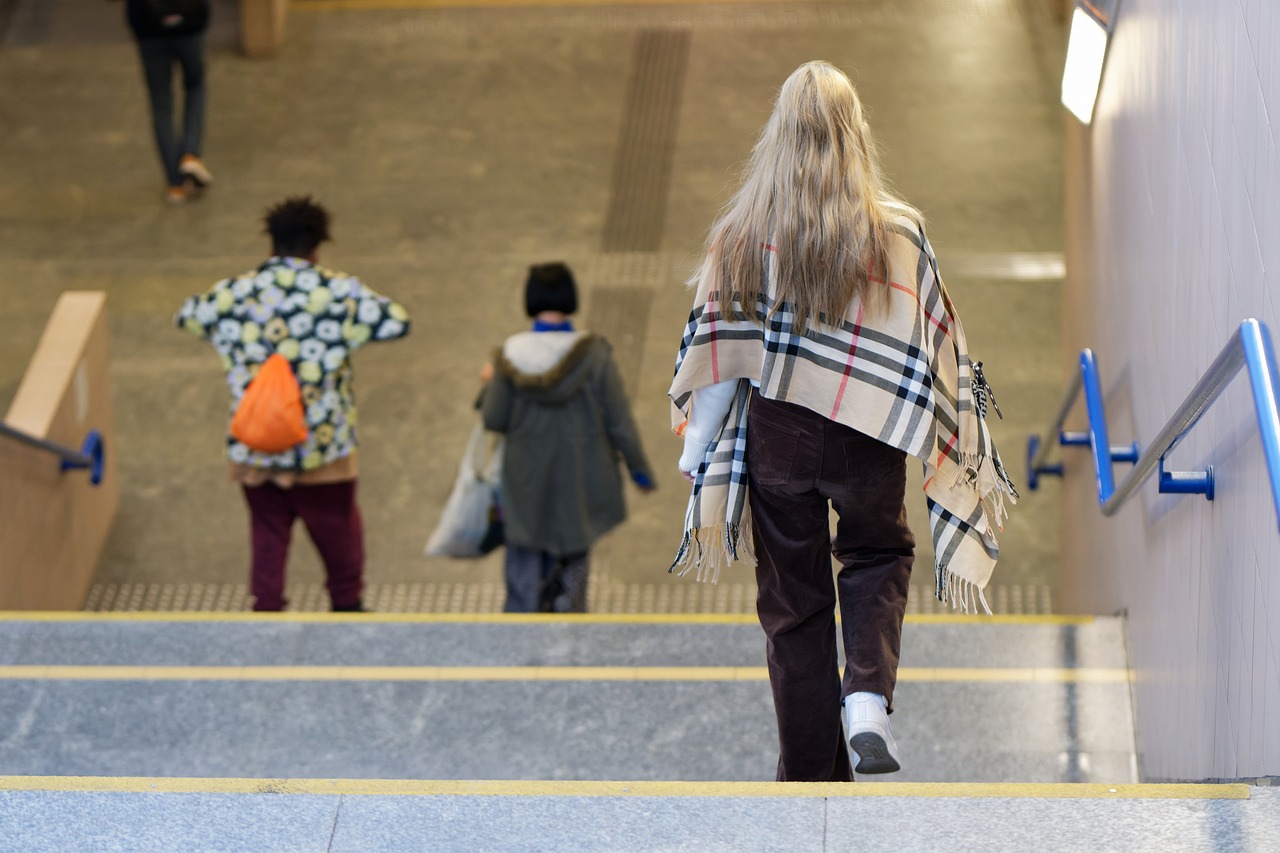 Z życia wzięte. "Wchodząc na ostatnie piętro, pomyślała": Jego żona ...